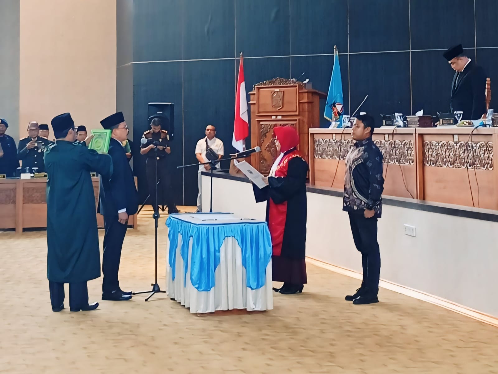 Memandu Pengucapan Sumpah /Janji Wakil Ketua DPRD Kabupaten Dharmasraya ...